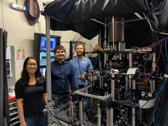 Trapped interferometer makes a compact gravity probe – Physics World