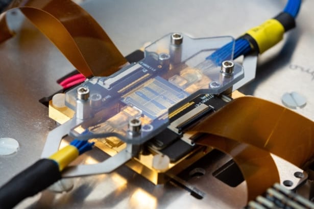 Universal photonic quantum processor sets new size record – Physics World